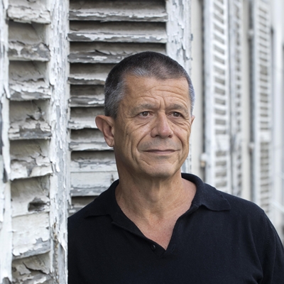 Emmanuel Carrère in conversation with Juan Gabriel Vásquez - Hay ...
